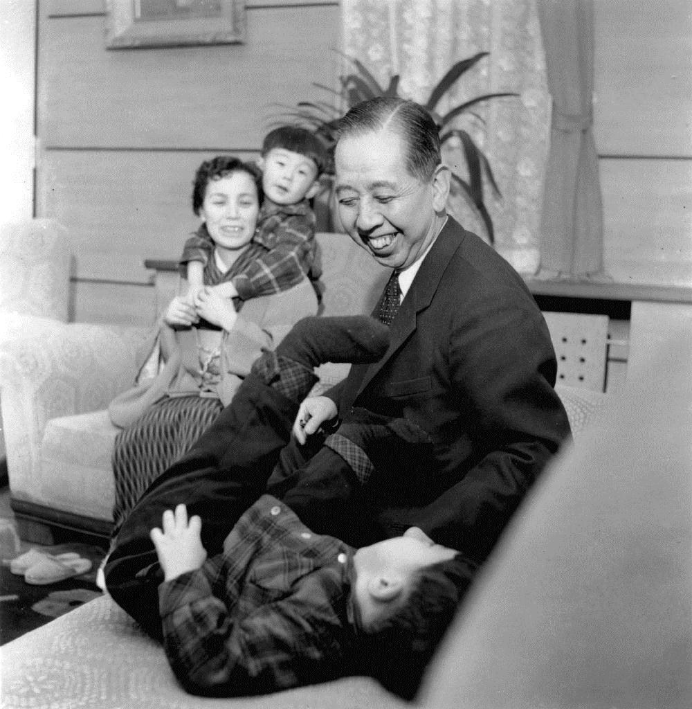 岸信介の死因！家系図＆嫁と子供や孫・統一教会/文鮮明との関係・襲撃で刺される事件や天才の理由も総まとめ